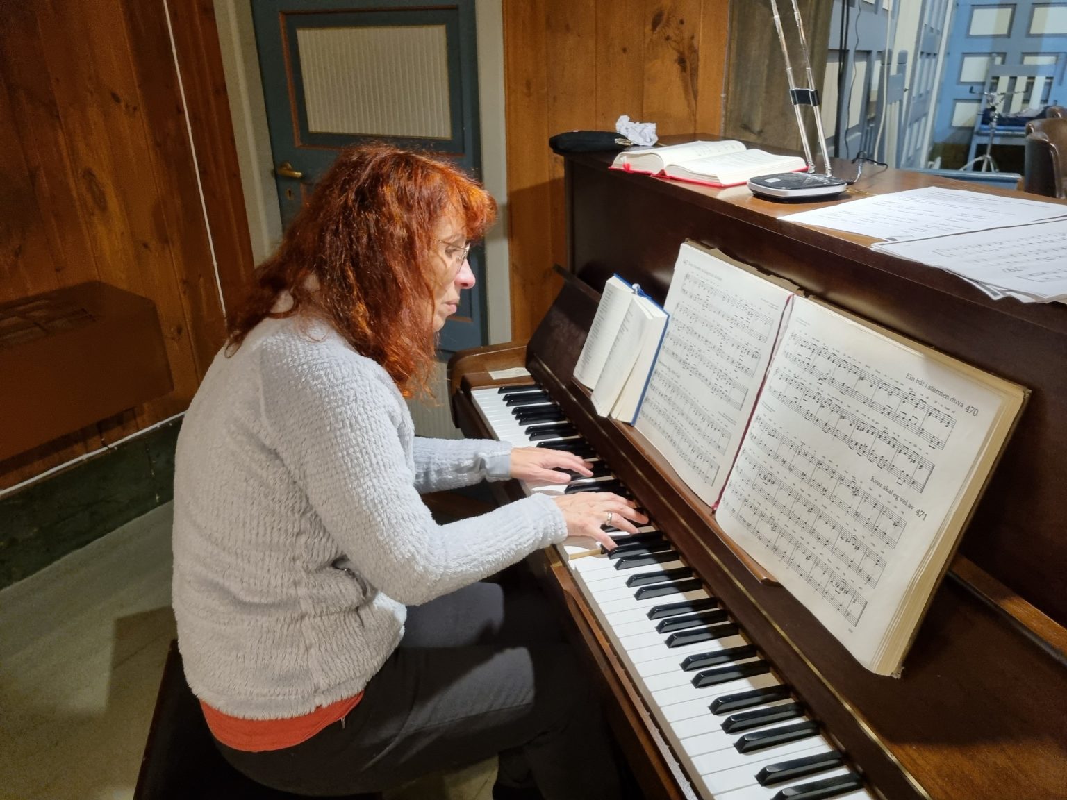 Eit 30 tals personar song og lærte nye salmar, mellom anna Jon Fosse ...