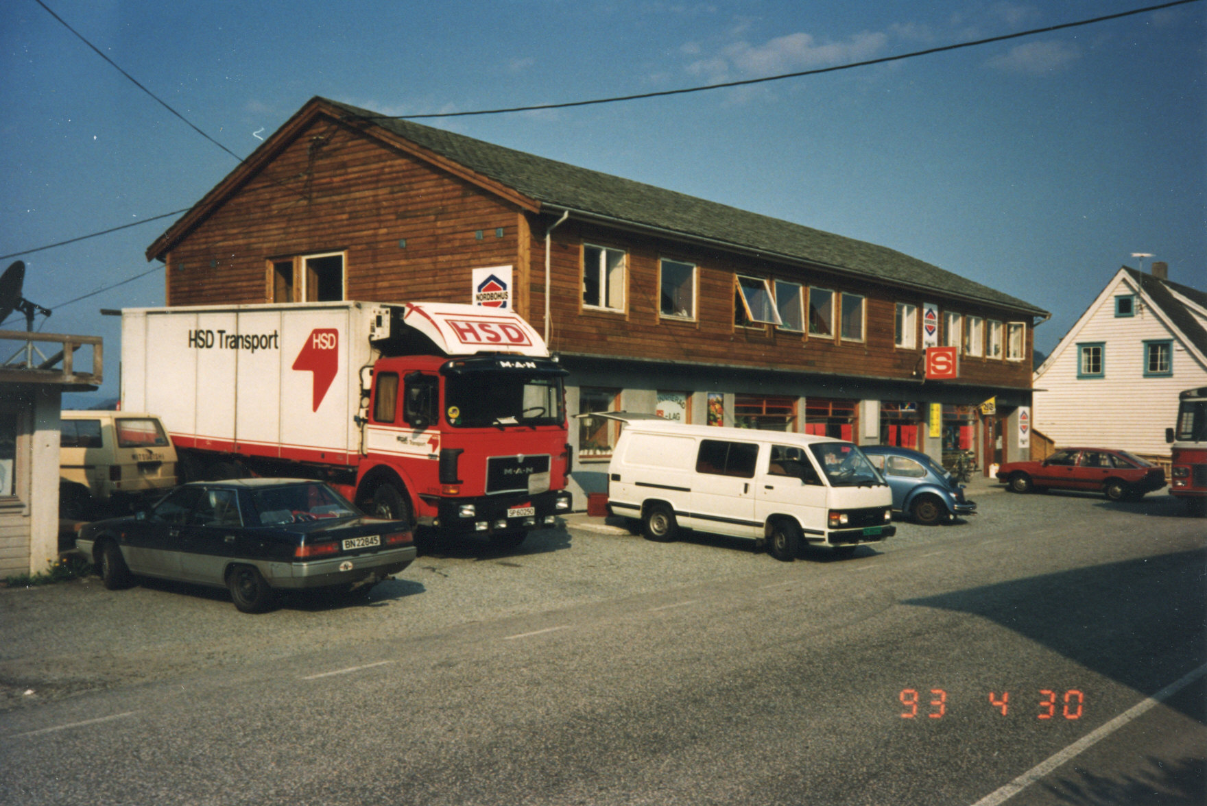 Bilane ved Coopen i 1993 - kven eig sykkelen. - Uskedalen