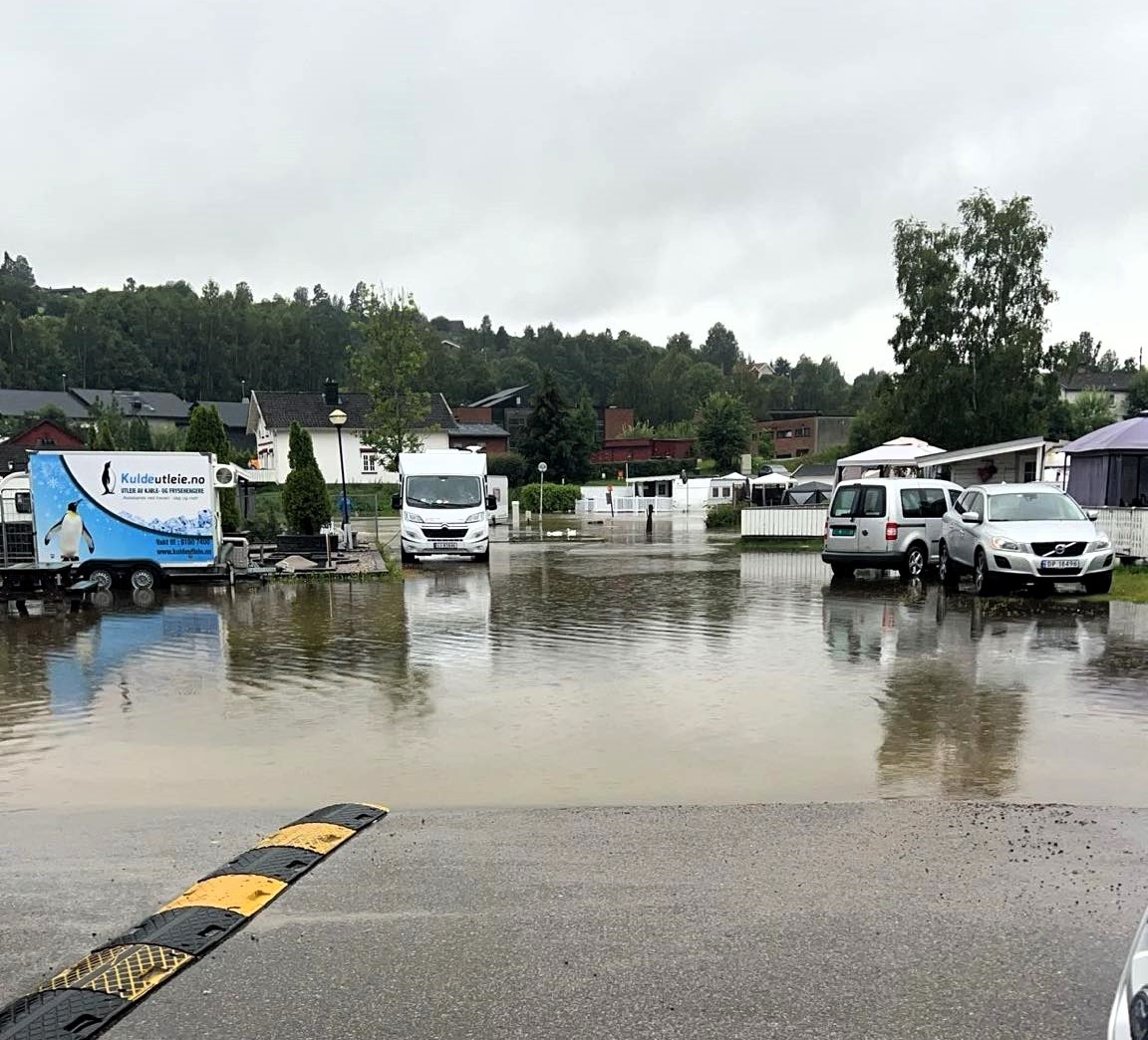 Måtte evakuera i all hast då flaumen kom på Beverøya Camping i Bø ...